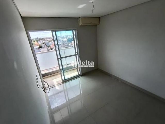 Apartamento com 3 quartos sendo 1 suíte disponível para locação e venda no bairro Umuarama em Uberlâ