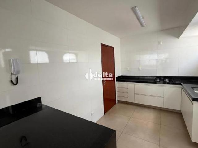 Apartamento com 3 quartos sendo 1 suíte disponível para locação no bairro Osvaldo Rezende em Uberlân