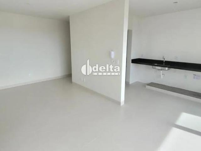 Apartamento com 3 quartos sendo 1 suíte disponível para venda no bairro Santa Mônica em Uberlândia M