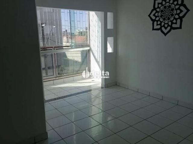 Apartamento com 3 quartos sendo 1 suíte disponível para venda no bairro Segismundo Pereira em Uberlâ
