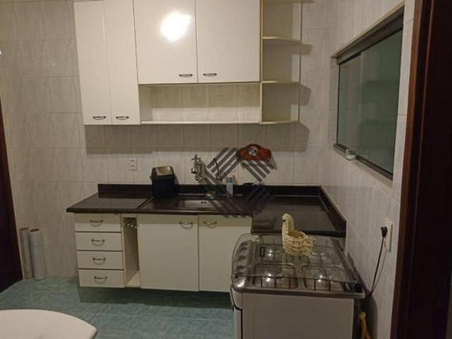 Apartamento com 3 quartos, sendo 1 uma suíte, o imóvel conta com ar condicionado e o condomínio com