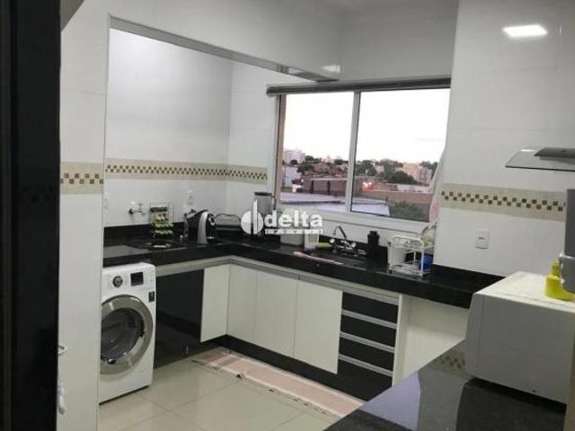 Apartamento com 3 quartos sendo 2 suítes disponível para venda no bairro Tubalina em Uberlândia MG