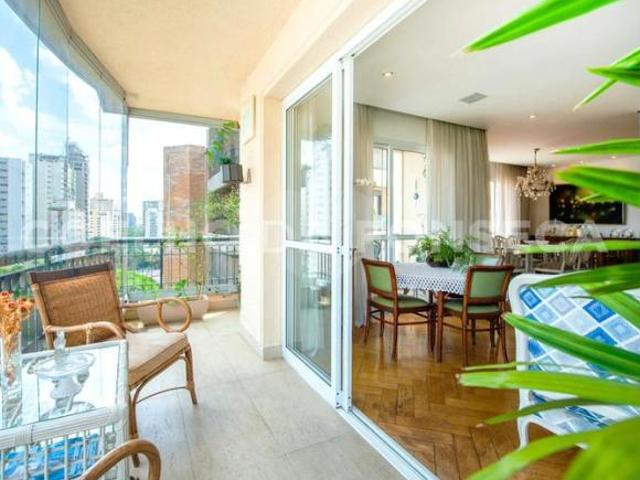 Apartamento com 3 quartos, 166 m² em Moema para venda