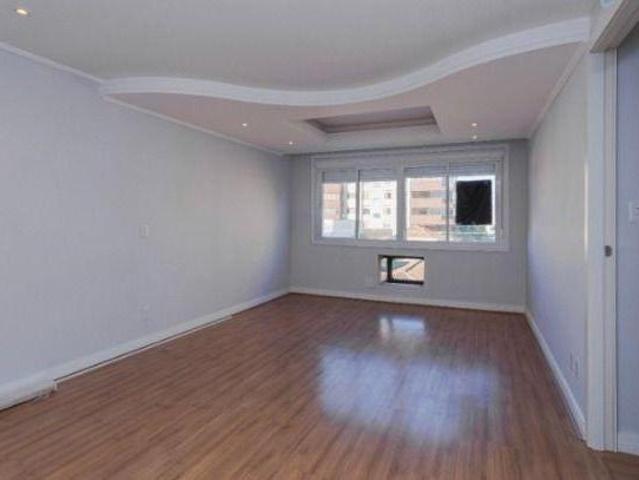 Apartamento com 3 quartos, 1 vaga no bairro Menino Deus
