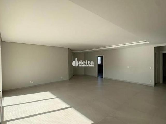 Apartamento com 3 sendo 3 suítes, disponível para venda no bairro Tabajaras em Uberlândia MG