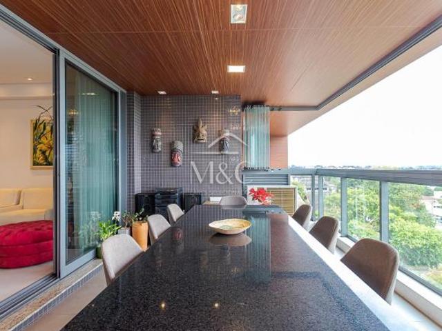 Apartamento com 3 suítes e 3 vagas nas Mercês!