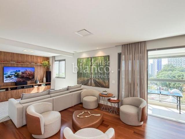 Apartamento com 3 suítes e 3 vagas de garagem no E