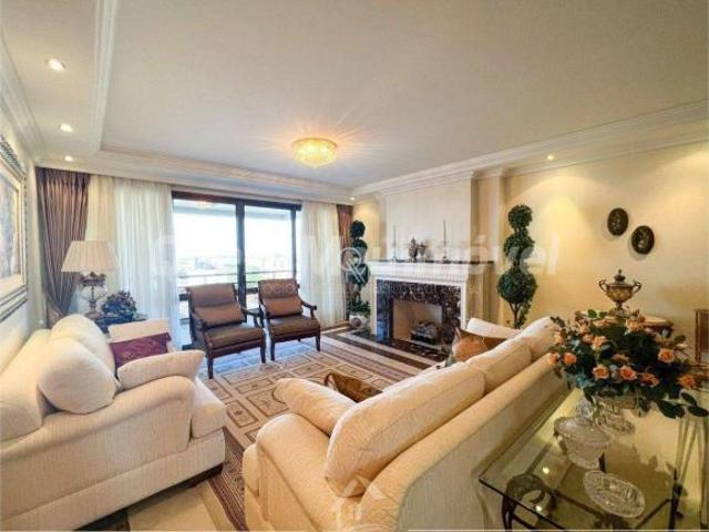Apartamento com 3 suítes em Lourdes
