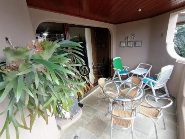 Apartamento com 3 suítes na enseada