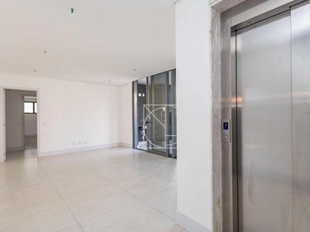 Apartamento com 3 suítes R$ 2.366.000 Água Verde