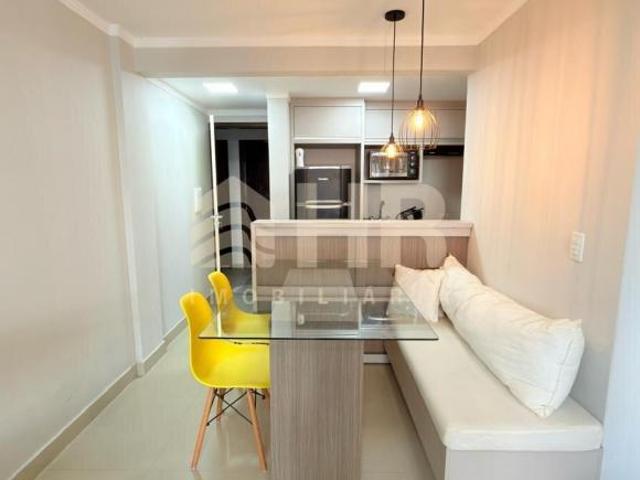 Apartamento com 01 dormitório e 01 vaga de garagem