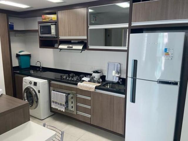 Apartamento com 01 dormitório e 01 vaga de garagem