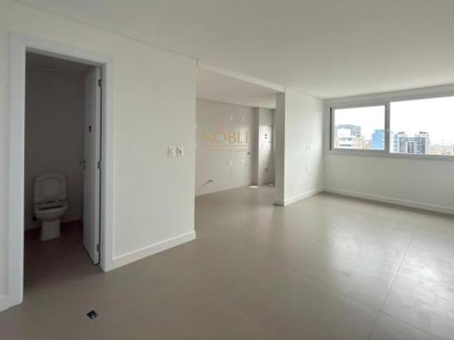 Apartamento com 01 suíte mais lavabo, com vaga de garagem coberta na Praia de To