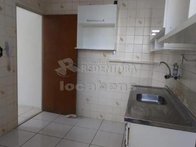 Apartamento com 02 Dormitórios, 01 vaga de garagem no bairro Parque Estoril