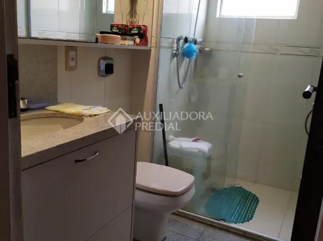 Apartamento com 02 dormitórios com 01 vaga de garagem na cidade baixa