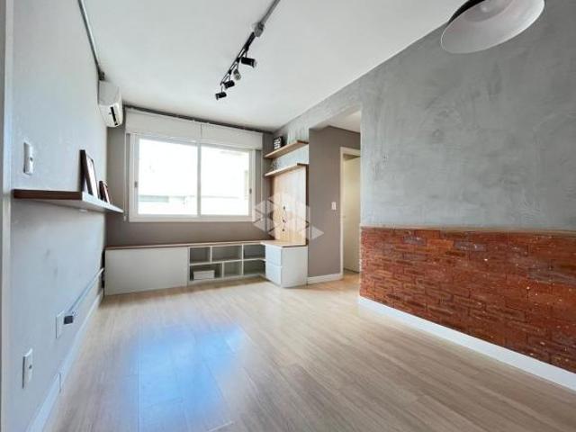 Apartamento com 02 dormitórios, garagem e elevador, na Cidade Baixa