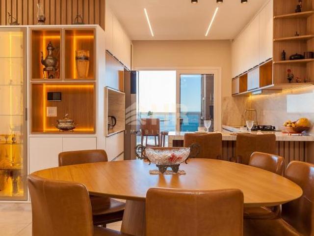 Apartamento com 02 dormitórios sendo 01 suíte e 02