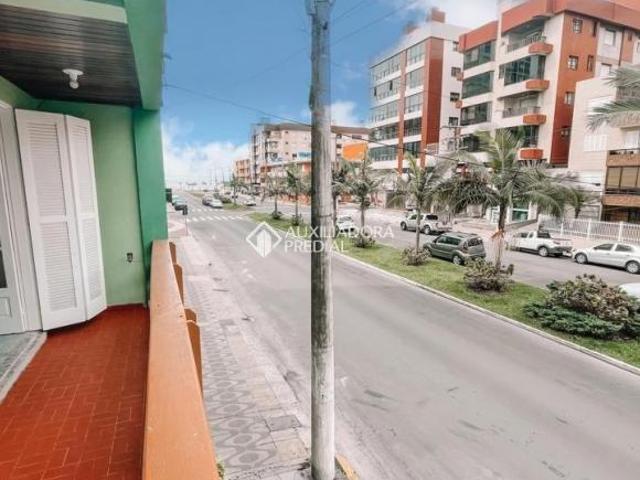 Apartamento com 02 quartos,sacada, dependência de empregada, banheiro auxiliar, vaga de garagem