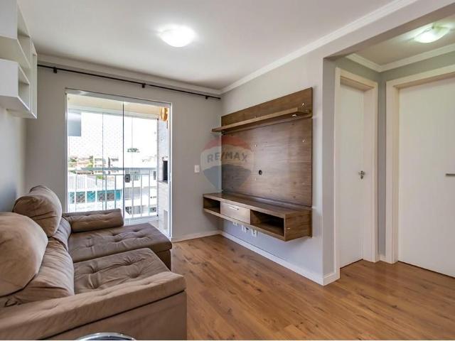 Apartamento com 02 Quartos, Sacada Fechada, todo mobiliado e com 01 Vaga de Garagem Coberta