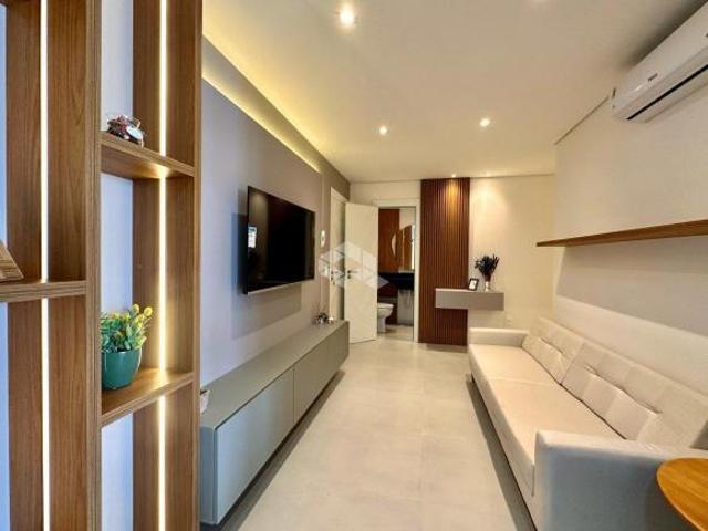 Apartamento com 02 quartos/suítes, mobiliado e decorado, lavabo, no bairro Navegantes, em Capão da C