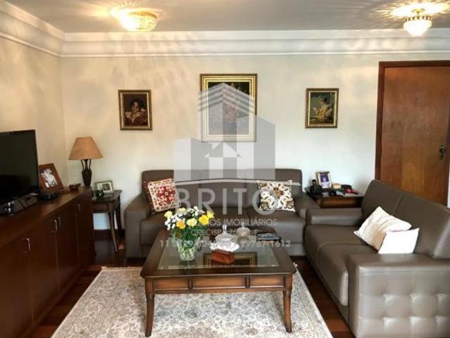 Apartamento com 03 dormitórios, 02 suítes, 03 vagas fixas e ampla varanda. Excelente acabamento e am