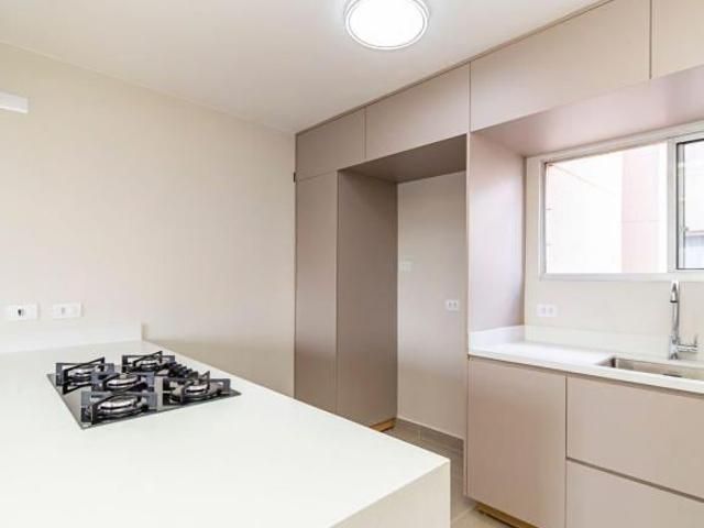Apartamento com 03 dormitórios, 100% reformado, com 104 m² de área útil, no coração do Ahú!