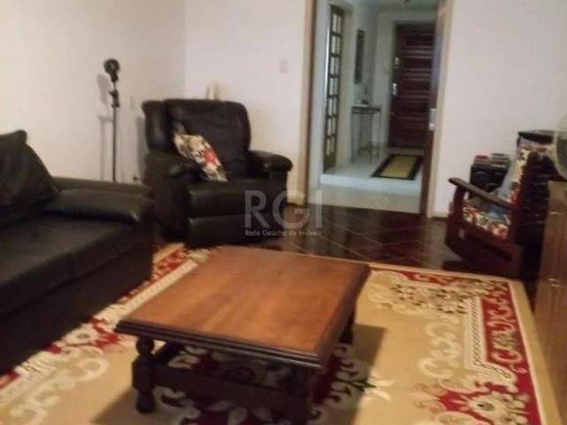 Apartamento com 03 dormitórios, churrasqueira e vaga de garagem no Menino Deus