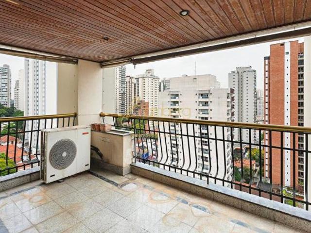 Apartamento com 03 dormitórios em localização privilegiada no Campo Belo!