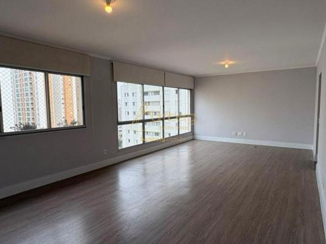 Apartamento com 03 dormitórios em localização privilegiada no Campo Belo!
