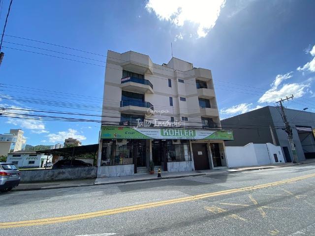 Apartamento com 03 Dormitorios no Centro
