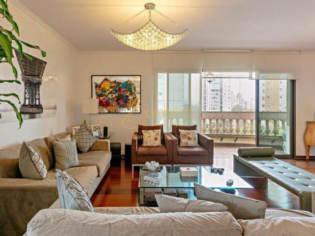 Apartamento com 03 suítes no miolo de Campo Belo!