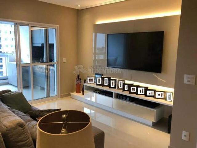 Apartamento com 03 suítes, 02 vagas de garagem cobertas no bairro Bom Jardim