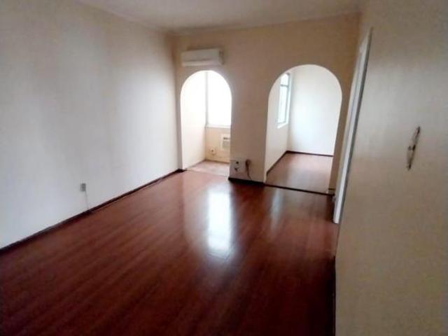 Apartamento com 03 quartos e 02 banheiros no Bairro Petrópolis