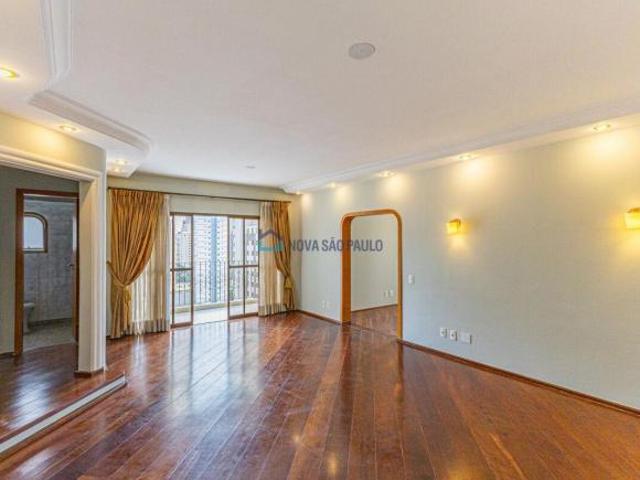 Apartamento com 03 quartos na região de Moema