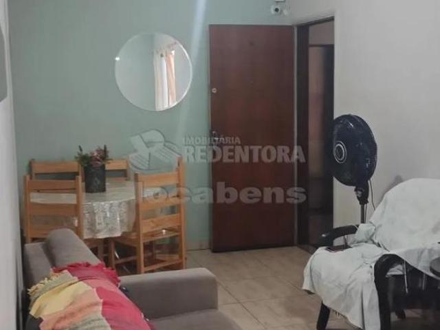 Apartamento, com 04 dormitórios,02 vagas de garagens cobertas no bairro Vila Imperial