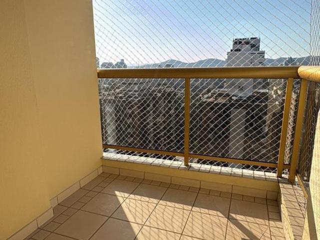 Apartamento com 107m², 3 dormitórios e varanda