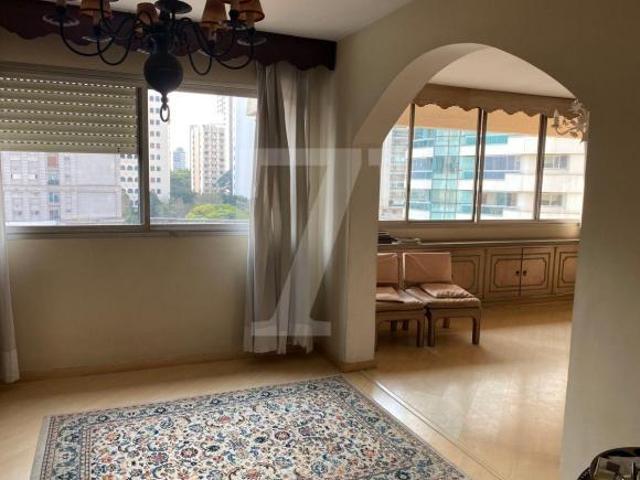 Apartamento com 108 m² no Itaim para reforma em rua Nobre do bairro