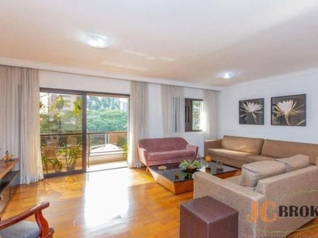 Apartamento com 110m² de área útil, 3 dormitórios sendo 1 suíte com closet, 2 vagas