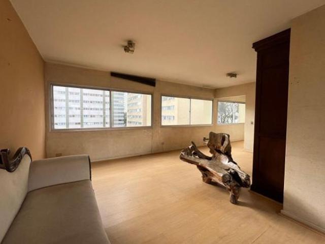 Apartamento com 148 m² no Bigorrilho, Potencial para Retrofit, próximo à Praça Ucrânia