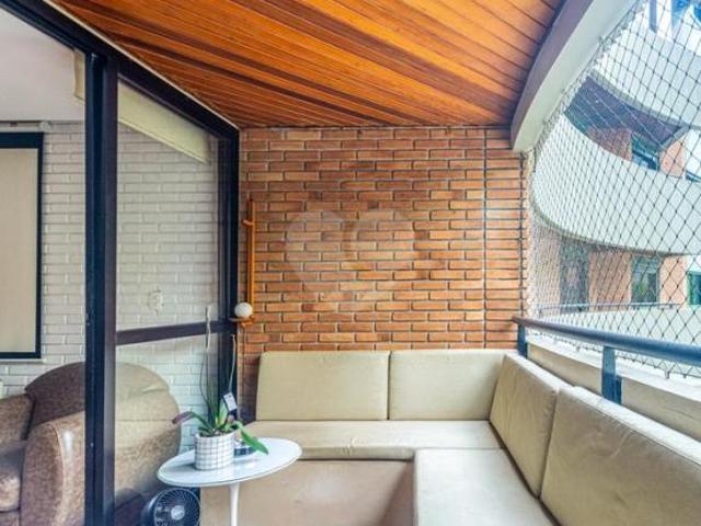 Apartamento com 149 m² e 4 quartos à venda em Moema
