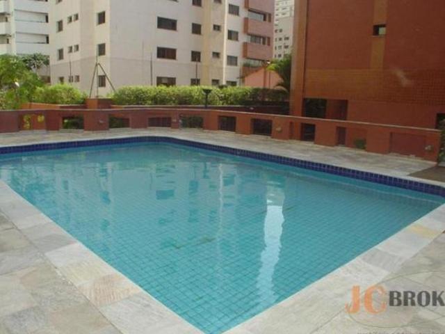 Apartamento com 140 m² de área útil, 2 vagas, living, varanda, 3 dormitórios sendo 2 suítes