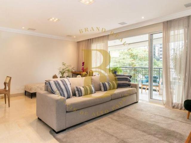 Apartamento com 140 m² no Itaim