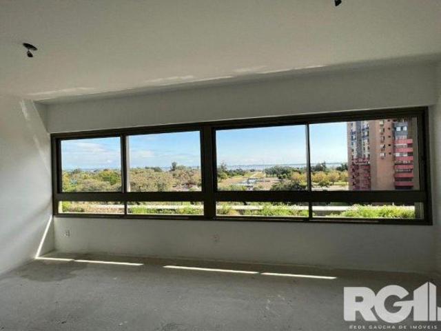 Apartamento com 143 m² privativos, possui 3 suítes, sendo 1 máster, living, cozinha, dependência d