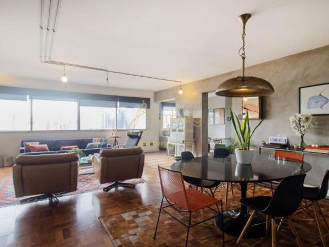 APARTAMENTO COM 154M² LINDO! REFORMADO COM 3 QUARTOS SENDO UMA SUÍTE