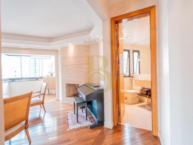 Apartamento com 156 m², 4 quartos sendo 3 suítes à venda no bairro Vila Mascote