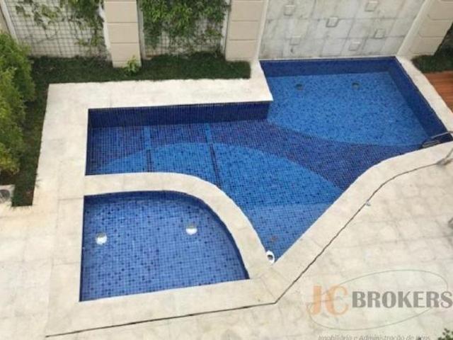 Apartamento, com 156 m², living para 2 ambientes, cozinha com armários, 3 suítes, 3 vagas