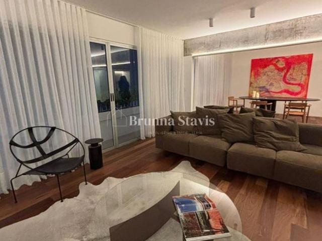 Apartamento com 159 m², 3 quartos sendo 3 suítes à venda na melhor localização de Curitiba