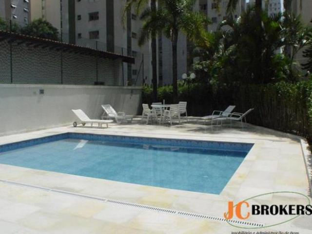 Apartamento com 150m² de área útil, 2 vagas de garagem, living, terraço, 4 dormitórios sendo 1 suíte