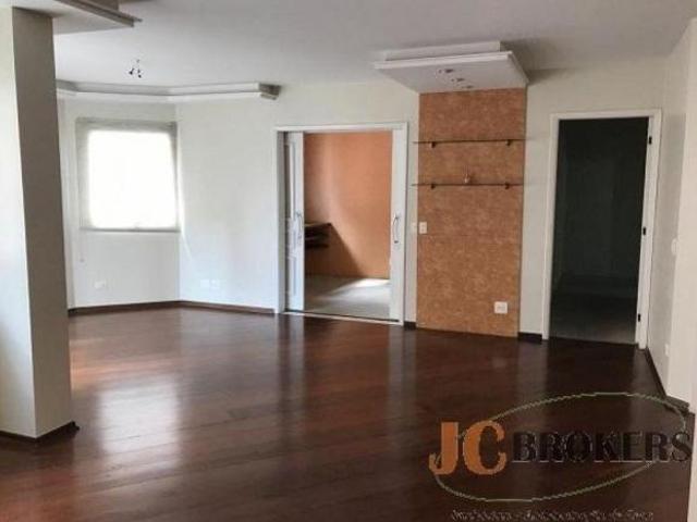 Apartamento com 167m² de área útil, 2 vagas, amplo living, terraço, 4 dormitórios sendo 1 suíte