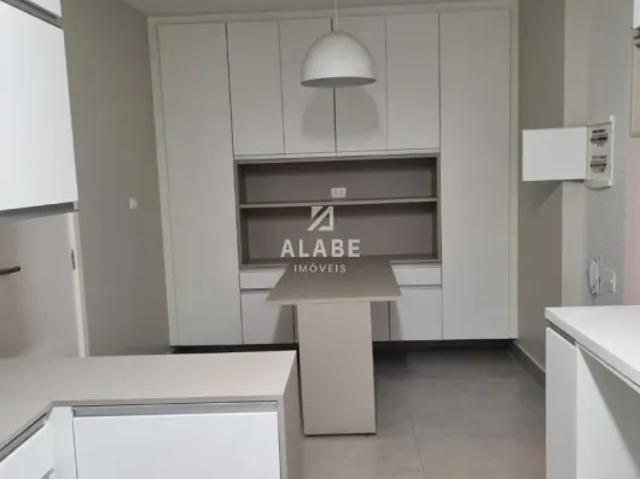 Apartamento com 168 m², totalmente reformado com 3 quartos, sendo 1 suíte, à venda no bairro Itaim B